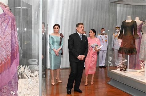 ผู้หญิง พระบาทสมเด็จพระเจ้าอยู่หัว และ สมเด็จพระนางเจ้าฯ พระบรมราชินี เสด็จพระราชดำเนินทรงเปิด