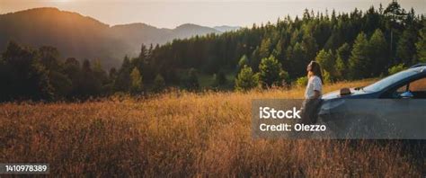 자동차로 여행하는 동안 산에서 일몰을 즐기는 젊은 아름다운 여성 여행자 차에 대한 스톡 사진 및 기타 이미지 차 자연 사람들 Istock