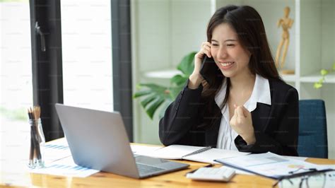 행복한 젊은 여성 직원이 전화를 통해 좋은 소식을 받았습니다 승진 새로운 일자리 얻기 성공하기 사진 Unsplash의