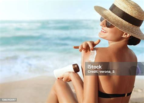 여자는 그녀의 무두질 어깨에 선크림 보호를 적용합니다 피부와 바디 케어모이스처라이징 선블록을 들고 있는 여성의 초상화 25 29세에 대한 스톡 사진 및 기타 이미지 Istock