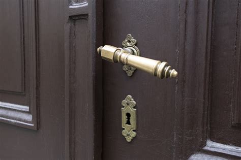 빈티지 골동품 문 손잡이와 오래된 긁힌 나무 문에 열쇠 구멍 건축에 대한 스톡 사진 및 기타 이미지 건축 고대의 고풍스런 Istock