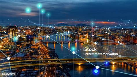 현대 도시 경관 및 통신 네트워크 개념 통신 Iot 5g 스마트 시티 디지털 혁신 도시에 대한 스톡 사진 및 기타 이미지