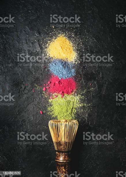 어두운 콘크리트 배경에 거품기로 다양한 말차 파우더 맨 위 보기입니다 건강관리와 의술에 대한 스톡 사진 및 기타 이미지 건강