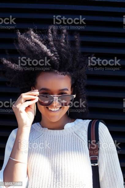 젊은 예쁜 아프리카 소녀 포즈 명랑 한 에 도시 배경 라이프 스타일 야외 사람들 개념 거리에 대한 스톡 사진 및 기타 이미지 거리 긍정적인 감정 표현 데님 Istock