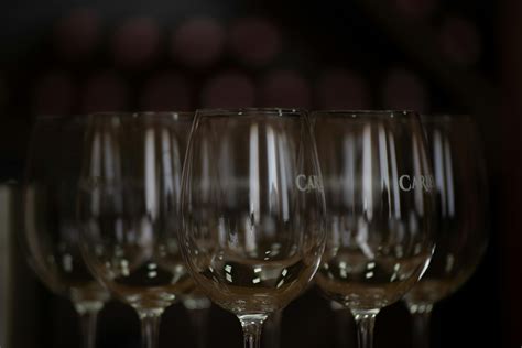 고급 고립된 고블릿 고상한 균형 그림자 눈에 띄는 대조 독창적 인 조명 디스플레이 라이트 그라디언트 럭셔리 마시는 것 매우 복잡한 미니멀리스트 반사