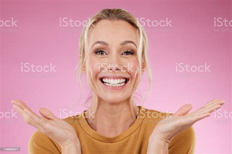 초상화 늙은 여자 그리고 스튜디오 배경에서 성취 흥분 행복에 놀라움 얼굴 고위 여성과 성숙한 여성은 충격을 받았고 미소로 축하와 성공을 거두고 쾌활하고 즐거웠습니다 40