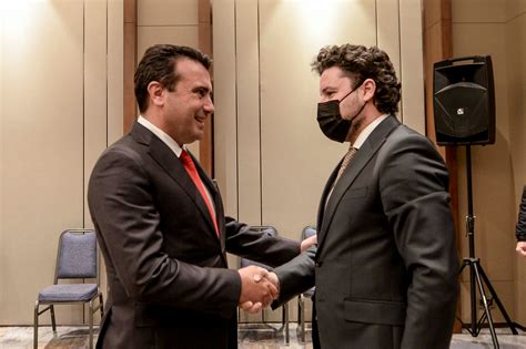 Премиерот Заев се сретна со црногорскиот вицепремиер Абазовиќ Споделуваме искуства за