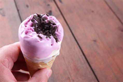 아이스크림 콘와 손잡고 어두운 나무 배경에 아이스크림입니다 남자의 손에 와플 컵에 차가운 우유 디저트 복사 공간 여름 차가운 디저트 갈색에 대한 스톡 사진 및 기타 이미지