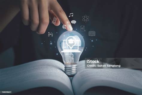 E러닝 및 온라인 교육 졸업 증명서 개념 비디오로 공부하거나 가르치고 노트북 아이콘에 졸업 모자를 보여주는 전구를 들고 있는