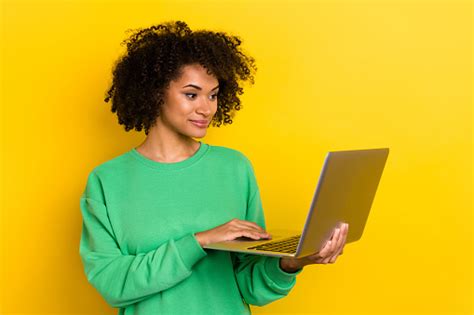 스마트 지능형 곱슬 아가씨 사용 무선 넷북 쓰기 이메일 노란색 배경에 고립 된 사진 20 24세에 대한 스톡 사진 및 기타 이미지 20 24세 검정 머리 경영자