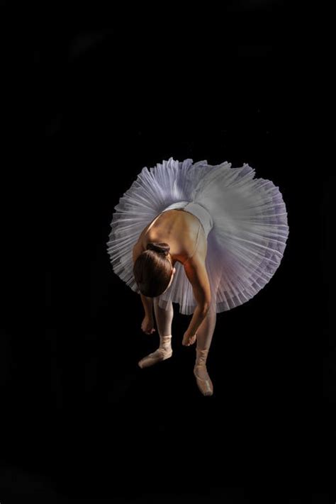 하얀 투투를 입은 우아한 발레 댄서 · 무료 스톡 사진