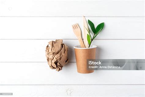 공예 종이 커피 컵 녹색 잎 새싹 및 재활용 칼톱 보기 플랫 레이 제로 폐기물 친환경 천연 유기 플라스틱 무료 개념 식기 지구