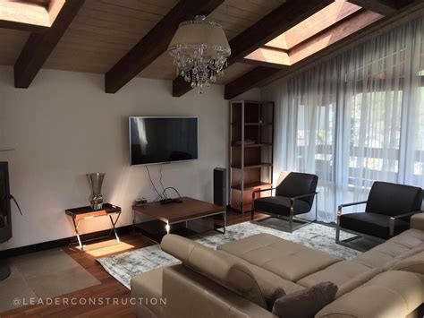 Уютный дом в стиле шале с большой двускатной крышей выступающими свесами второго этажа и