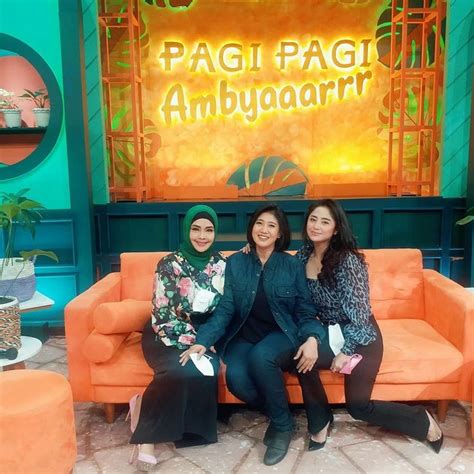 Different Faith Friends 8 Portraits Of The Intimacy Of Iyeth Bustami And Erie Suzan Bestie Forever