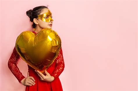 가면을 쓰고 하트 모양의 공기 풍선을 들고있는 여성 발렌타인 데이 생일 기념일 축제 공 축하 개념 20 29세에 대한 스톡 사진 및 기타 이미지 Istock