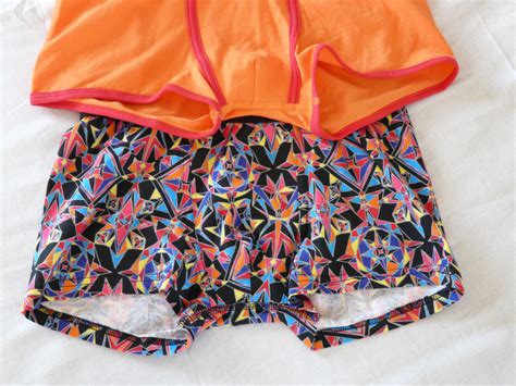 รูปภาพ ชาย รูปแบบ เสื้อผ้า มีสีสัน ผลิตภัณฑ์ สิ่งทอ ออกแบบ กางเกงขาสั้น ชุดชั้นใน