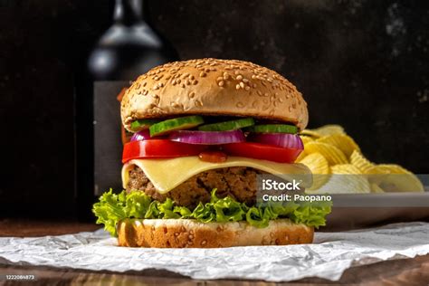 나무 소박한 테이블에 신선한 맛있는 햄버거의 전망 음식 배경입니다 감자 요리에 대한 스톡 사진 및 기타 이미지 감자 요리 고기 굽기 Istock