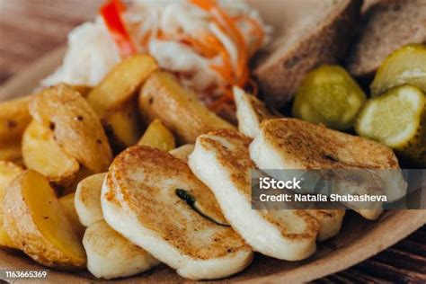 감자 튀김 오이 양배추 숲을 나무 테이블에 종이 접시에 구운 맛있는 구운 생선길거리 음식 갈색에 대한 스톡 사진 및 기타 이미지 Istock