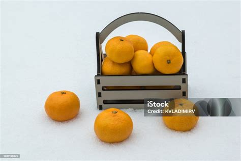 눈 위에 있는 나무 상자에서 흘러나오는 신선한 잘 익은 귤 0명에 대한 스톡 사진 및 기타 이미지 0명 12월 1월 Istock