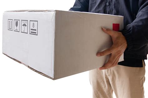 클로즈업 배달 남자 택배 상자를 들고 고객에게 보내는 흰색 배경에 고립 된 소포 선적을 운반하는 택배 나름에 대한 스톡 사진 및