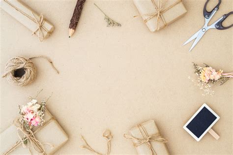 꽃과 갈색 배경에 장식 밧줄과 아름 다운 작은 수 제 Diy 선물 상자 빈티지 복고 스타일입니다 광고 텍스트에 대 한 복사 공간 플랫 누워 평면도 Diy에 대한 스톡 사진