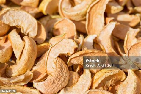말린 슬라이스 사과 배경 말린 사과 사과의 질감 애플 배경 갈색에 대한 스톡 사진 및 기타 이미지 갈색 건강한 생활방식 건강한 식생활 Istock