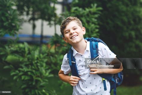 가방 산책과 행복한 어린 아이 소년 중학교 나 고등학교로 가는 길에 학교 키드 학교 마당에서 야외에서 흥분 한 아이 학교로 돌아갑니다 남학생에 대한 스톡 사진 및 기타