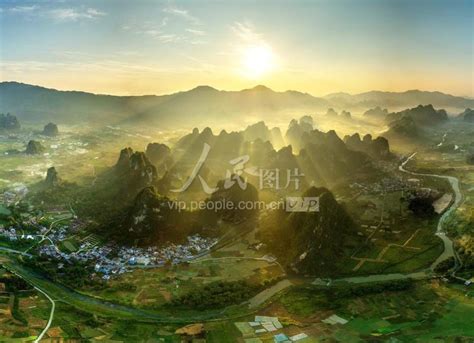 广东清远峰林日出 人民图片网