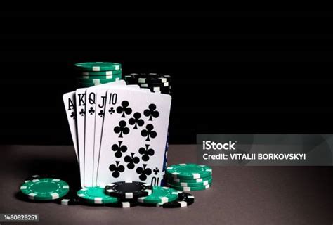 로얄 플러시 조합의 포커 카드 포커 클럽에서 카드와 칩의 근접 촬영 광고 공간이 있는 어두운 배경 0명에 대한 스톡 사진 및 기타 이미지 Istock