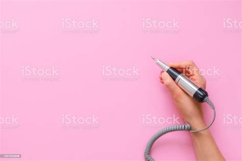 분홍색 배경에 전기 손톱 매니큐어 기계 펜을 들고 여자 손 기계류에 대한 스톡 사진 및 기타 이미지 기계류 매니큐어 세트 매니큐어 미용술 Istock
