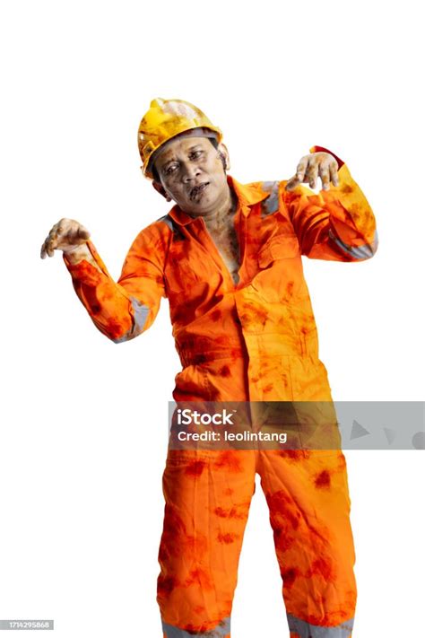 몸에 피와 상처가 있는 무서운 건설 노동자 좀비가 걷고 있다 갈고리 발톱에 대한 스톡 사진 및 기타 이미지 갈고리 발톱