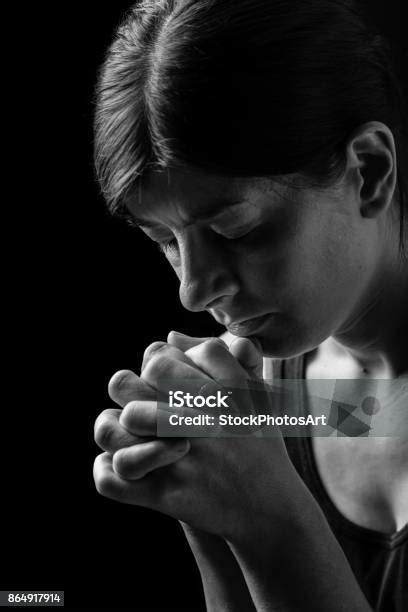 기도 충실 한 여자 머리와 함께 하나님을 예배에 아래로 접혀 손과 눈에 종교적 열기에 폐쇄 검정색 배경에 대한 스톡 사진 및 기타 이미지 Istock