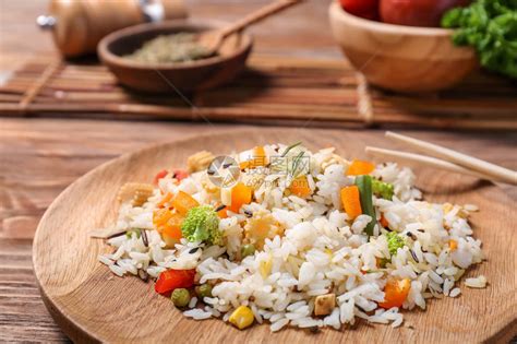 一块好吃的米饭配木制餐高清图片下载 正版图片505444477 摄图网