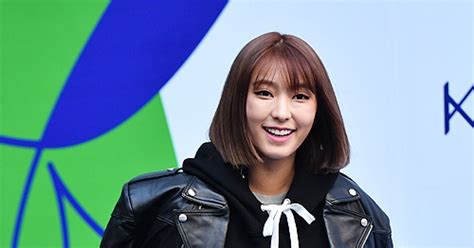 포토엔 씨스타 보라 찢청에 가죽 재킷