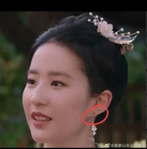 做人难做明星更难耳洞都发炎了还戴这么重的耳坠没办法