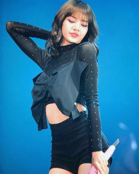 Fan N I A Khi Lisa B D Cho Chi C Qu N Shorts En N N L N V Stylist Ngh O T Ng Hay