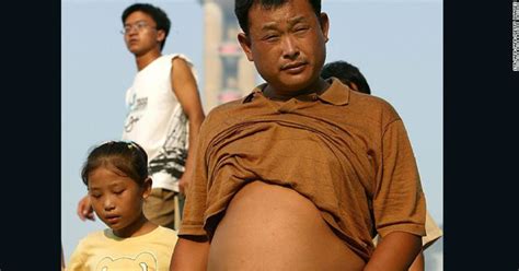 배 내놓는 中 아저씨 패션 단속 시작 어기면 벌금 얼마