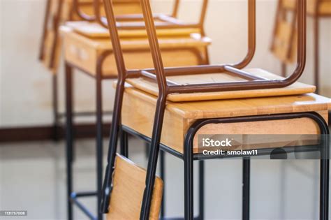 강의실 또는 학교 빈 교실 책상 및의 자 철 나무 고등학교 태국 인테리어 가구에 대한 스톡 사진 및 기타 이미지 가구 갈색 개인 지도 교사 Istock