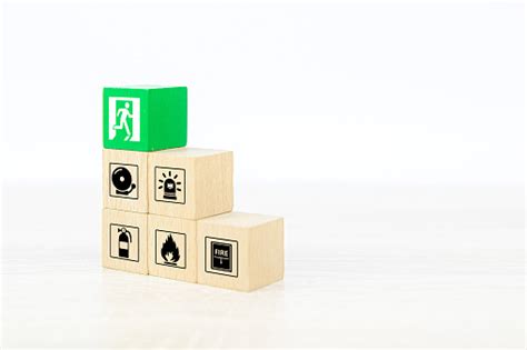 화재 예방 클로즈업 큐브 나무 장난감 블록 스택 문 출구 노래 또는 화재 탈출구를 위해 화재 소화기 및 건물의 안전 및 구조를 위한 비상 보호 기호로 방지합니다 0명에 대한