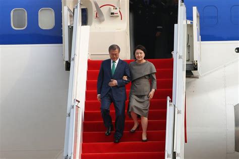 ប្រធានាធិបតីសាធារណរដ្ឋកូរ៉េ អញ្ជើញមកដល់កម្ពុជាហើយ ដើម្បីបំពេញទស្សនកិច្ច រយៈពេលបីថ្ងៃ ក្រសួងព័ត៌មាន