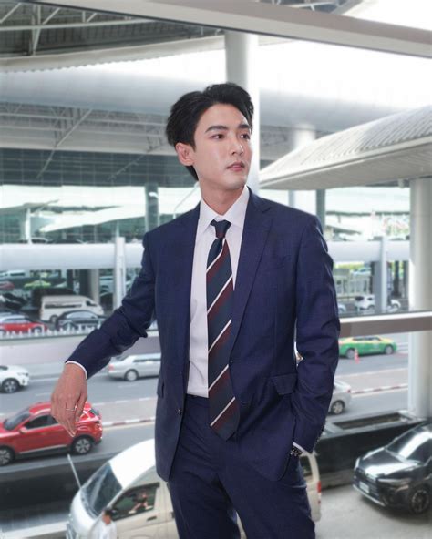 คุณพลัสเตอร์ ภัทร์นิธิ ศรันย์วัฒนกุล นักแสดงชื่อดัง เดินพรมแดงในงาน ‘konnecthai Eve 2023｜suit