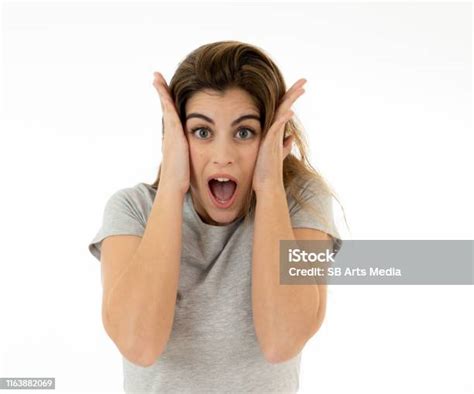 행복 한 얼굴 을 가리키는 하 고 깜짝 제스처를 만들고 뭔가 충격적이 고 좋은 보고 아름 다운 젊은 금발 여자 인간의 얼굴