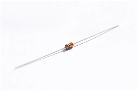 5 허용 오차를 갖는 330옴 저항기의 초상화 전기 부품은 흰색 배경에 분리되어 있으며 전자 회로 브레드 보드 또는 Pcb의 납땜에 사용할 준비가되었습니다 부분의에 대한