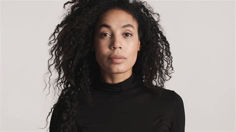 아름다운 아프리카 계 미국인 여자 와 어두운 푹신한 머리 옷을 입고 I 30 34세에 대한 스톡 사진 및 기타 이미지 30 34세 감정 모던 양식 Istock