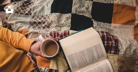 책과 커피 한 잔으로 침대에 누워있는 사람 사진 Unsplash의 무료 커피 이미지