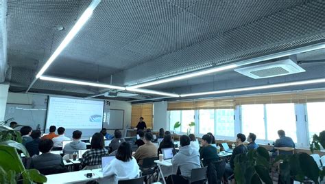 Wedatalab 📢 벡터 데이터베이스 비교 실습 현장 스케치 📢 오늘 위데이터랩 에서 진행된 벡터 데이터베이스 비교 실습 세미나 현장 🚀 🔥 다양한 벡터 Db를