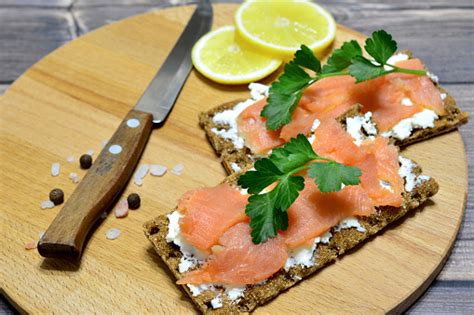 파삭 파삭 한 빵 리코 타 및 도마에 연어 조각을 곁들인 건강한 간식 클로즈업 건강한 식생활에 대한 스톡 사진 및 기타 이미지 건강한 식생활 근거리 초점 금식