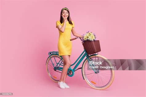 핑크 컬러 배경에 고립 된 여가 시간을 즐기는 자전거를 타고 걷는 멋진 매력적인 쾌활한 소녀의 전체 길이 몸 크기보기 두발자전거에 대한 스톡 사진 및 기타 이미지 Istock