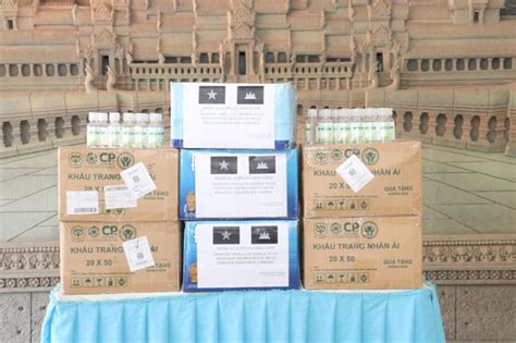 ឯកឧត្តម ជាវ តាយ អភិបាលនៃគណៈអភិបាលខេត្តកំពត អញ្ជើញទទួលអំណោយសប្បុរសធម៌ជូនដល់រដ្ឋបាលខេត្តកំពត