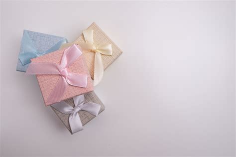 색깔 배경에 활을 가진 유행 있는 선물 상자 그를 위한 발렌타인 데이 선물 기업 선물 개념 또는 생일 크리스마스 배경 0명에 대한 스톡 사진 및 기타 이미지 Istock